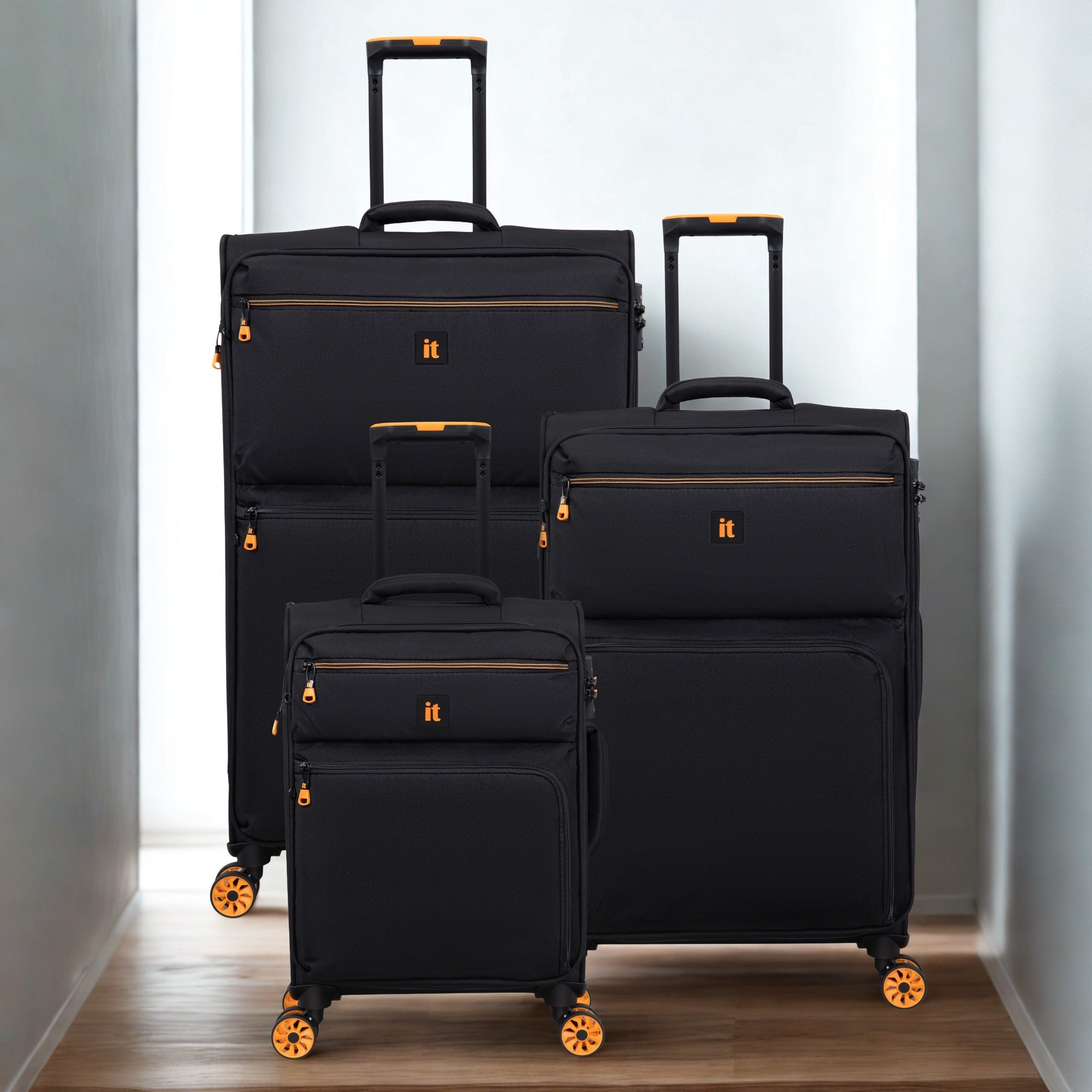 it Luggage | Compartment - Medium in Black